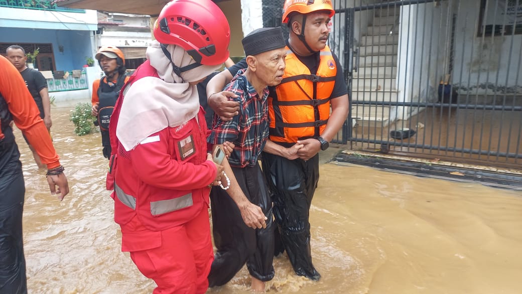 Bantuan PMI Jaktim untuk Korban Banjir Jakarta Timur - mediabbc.co.id